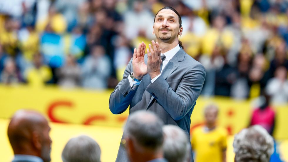 Zlatan Ibrahimovic tackades av efter Sveriges förlust mot Serbien ... Zlatan Ibrahimovic tackades av efter Sveriges förlust mot Serbien ...